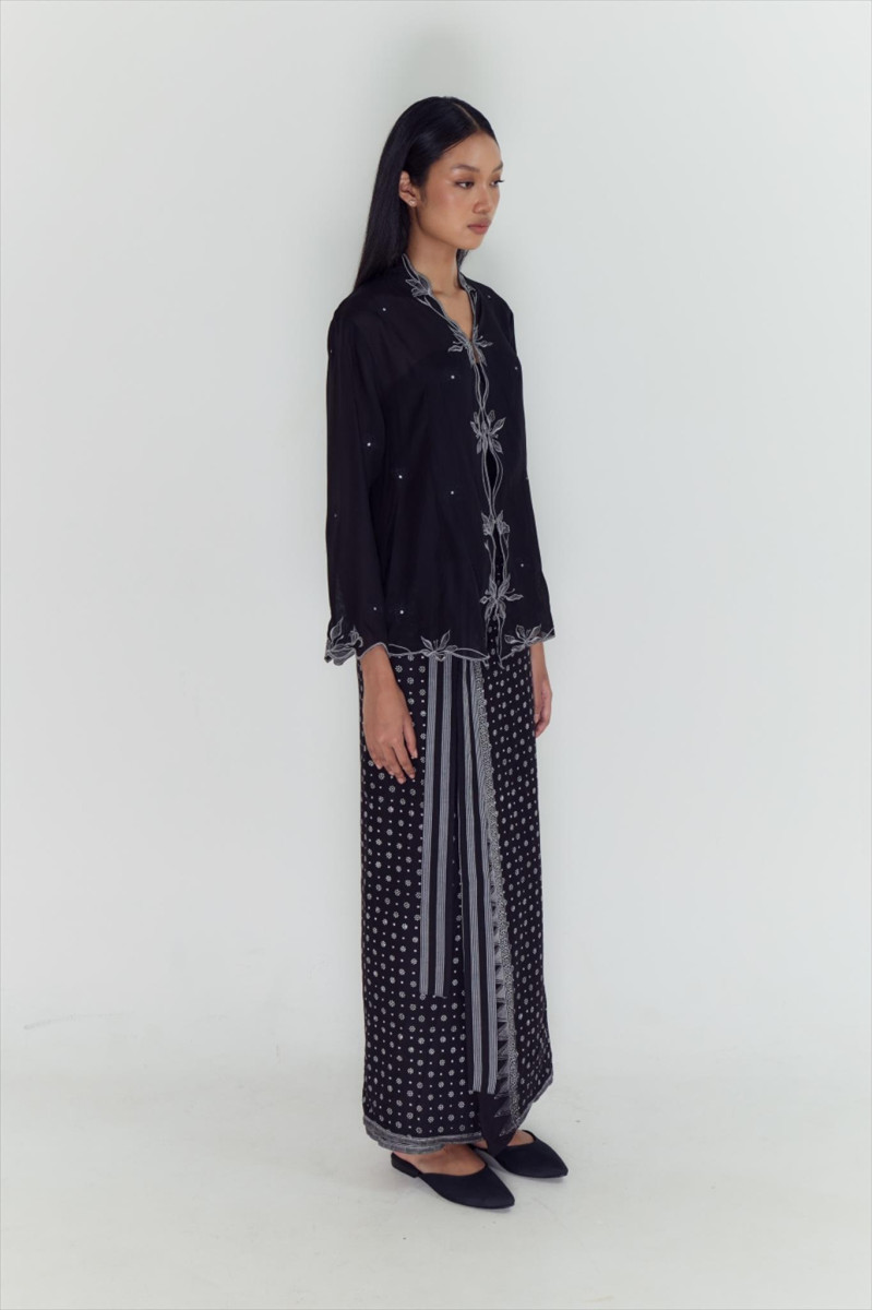 Sukma Embroidery Kebaya